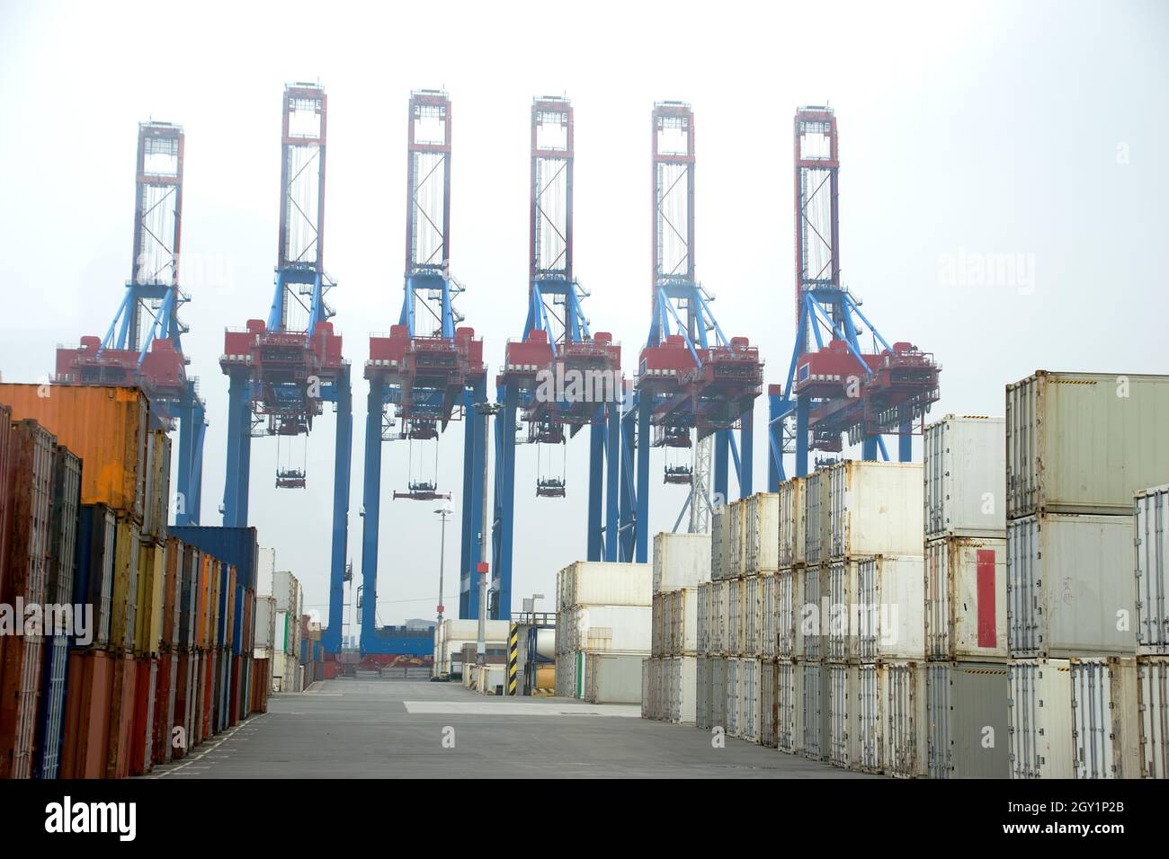Handling shipping container hi-res stock photography and images - Alamy