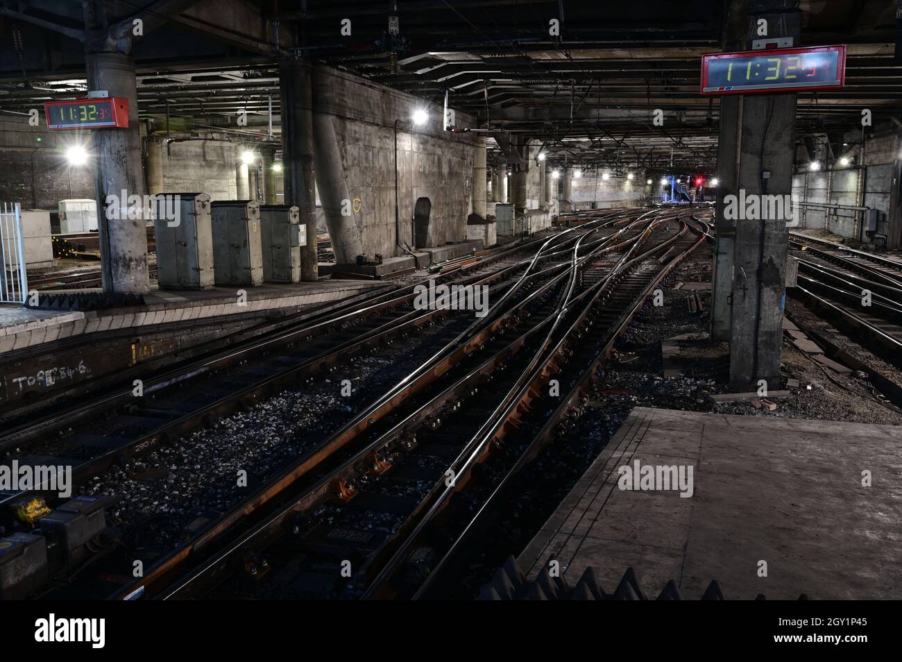 Underground tracks at a London railway station Stock Photo - Alamy