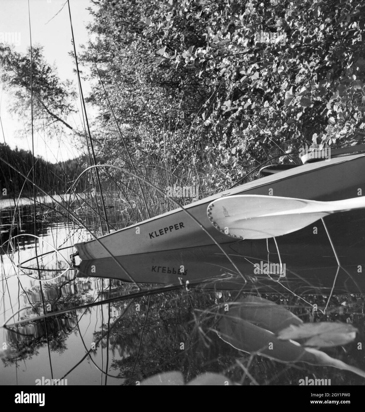Ein Klepper Faltboot am Ufer eines Sees in der Wachau in Österreich ...