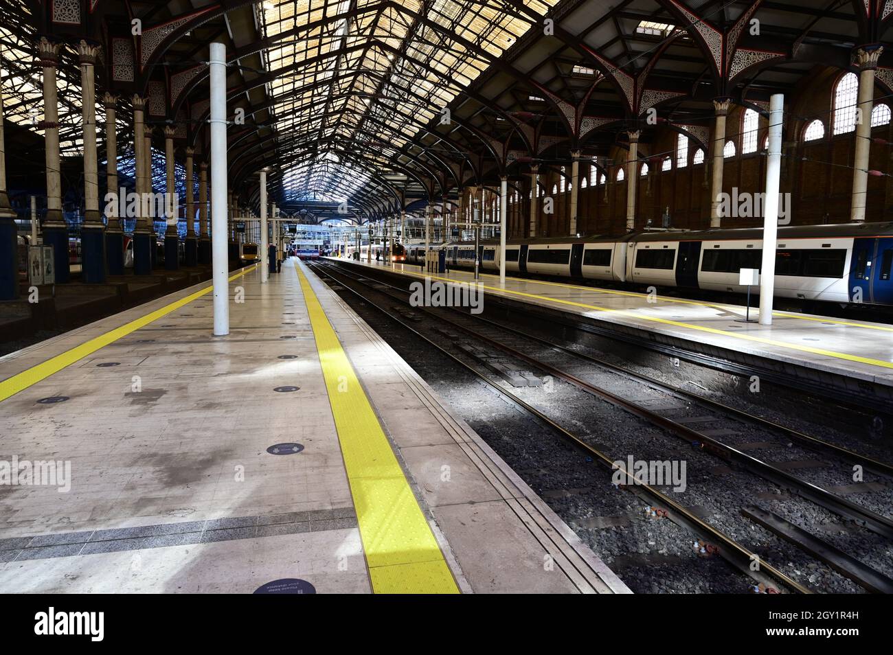 Station platforms of London Liverpool street station Stock Photo - Alamy