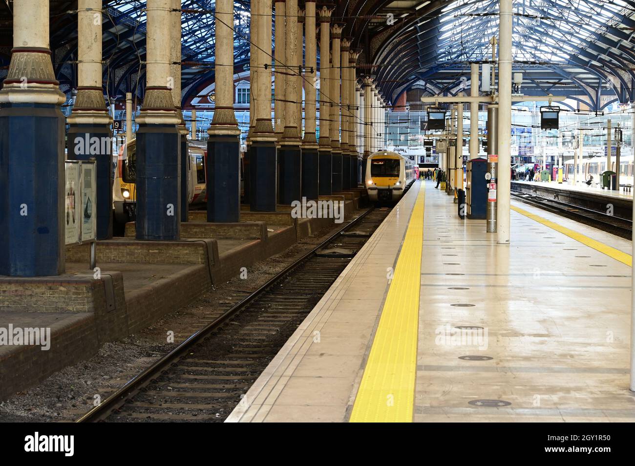 Station platforms of London Liverpool street station Stock Photo - Alamy
