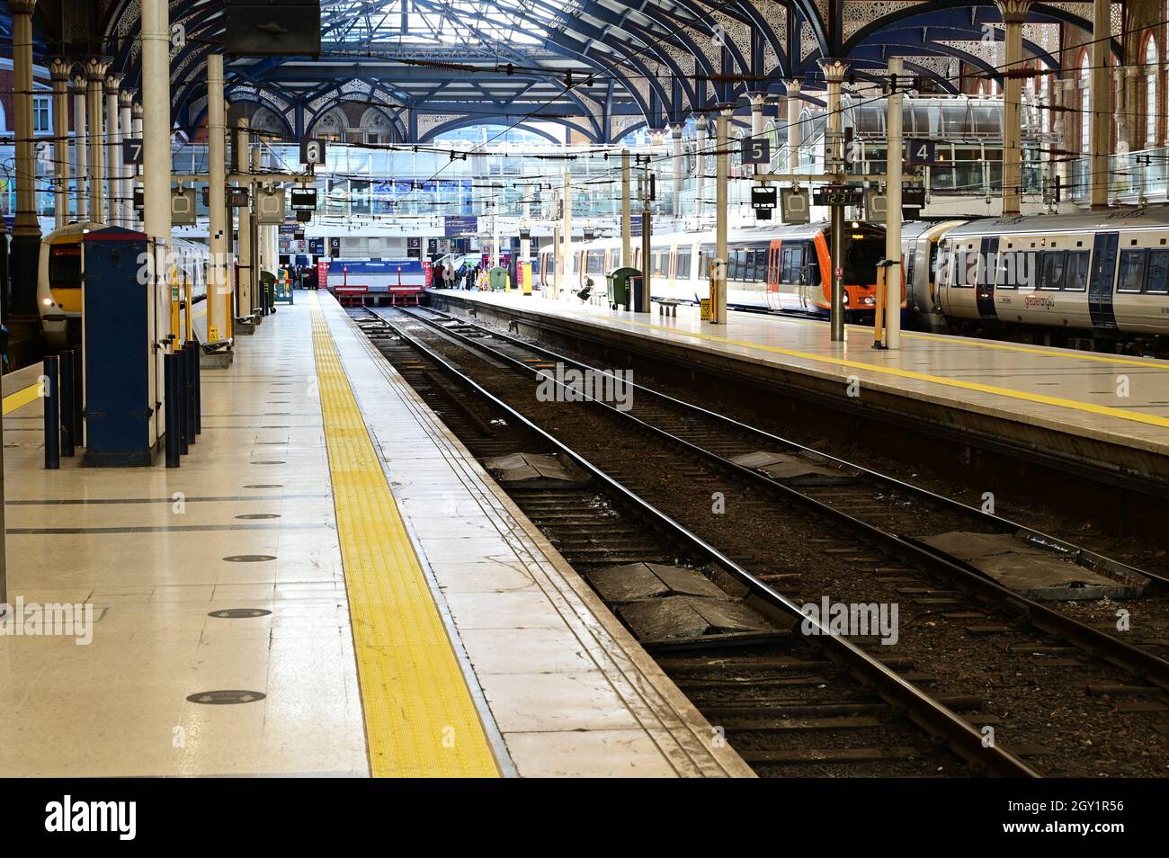 Station platforms of London Liverpool street station Stock Photo - Alamy