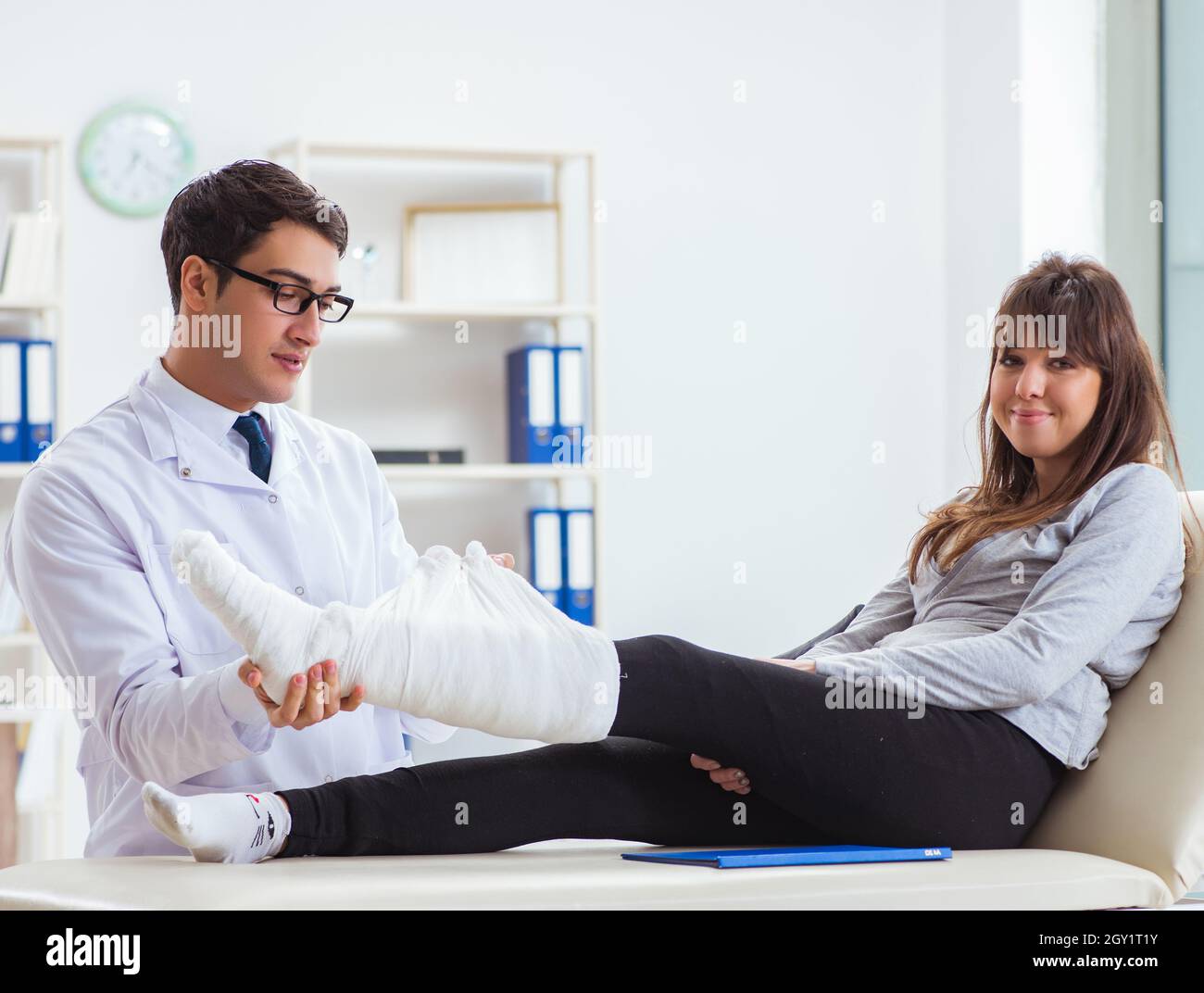 The doctor examining patient with broken leg Stock Photo - Alamy