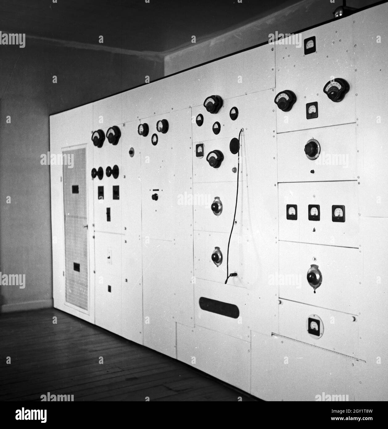 Apparatur in einer Fabrikhalle, Deutschland 1930er Jahre. Apparatus at ...