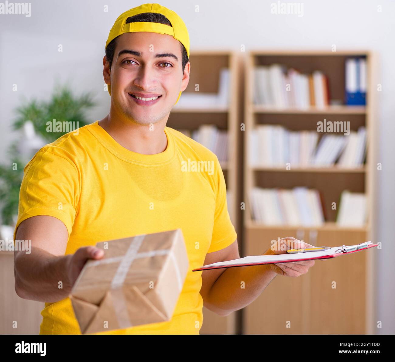 The delivery man delivering parcel box Stock Photo - Alamy