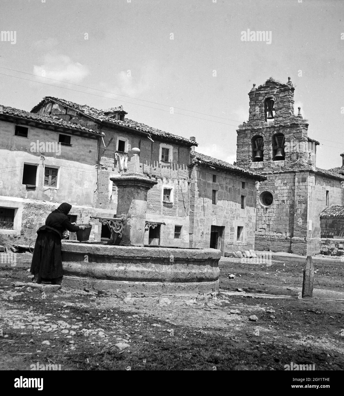 Am Brunnen in einem kleinen Dorf in Spanien, 1930er Jahre. At a well of ...