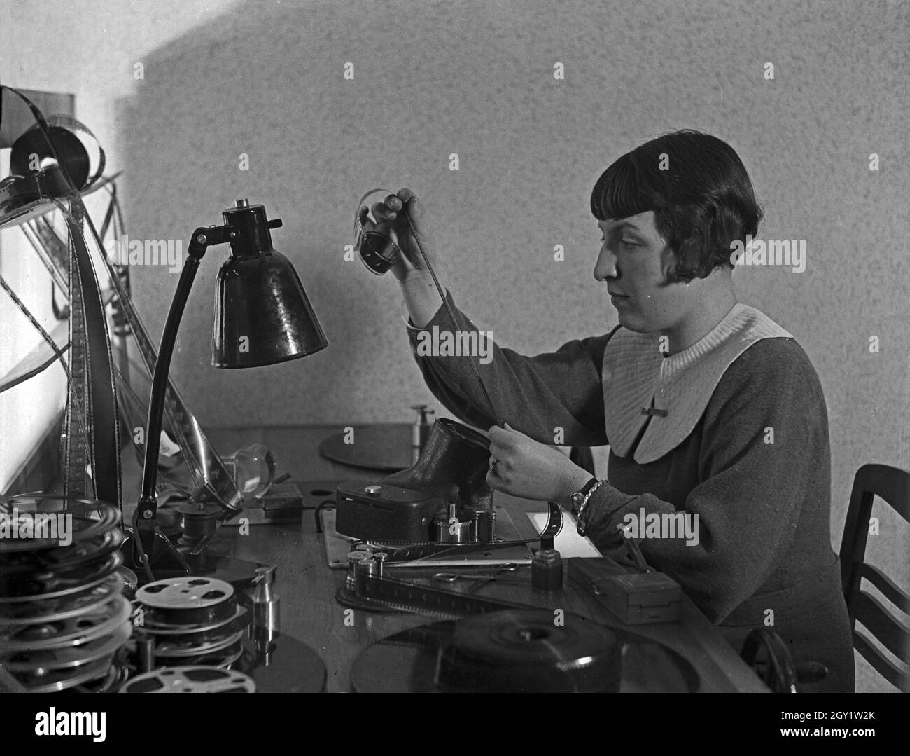Cutterin in der Reichsstelle für den Unterrichtsfilm, Deutschland ...