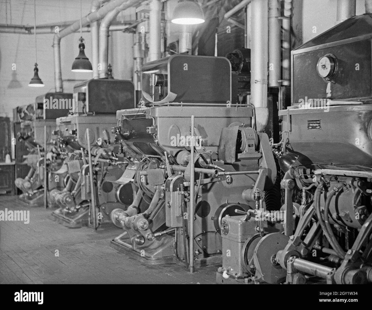 Maschinen in einer Fabrikhalle, Deutschland 1930er Jahre. Machines in a ...