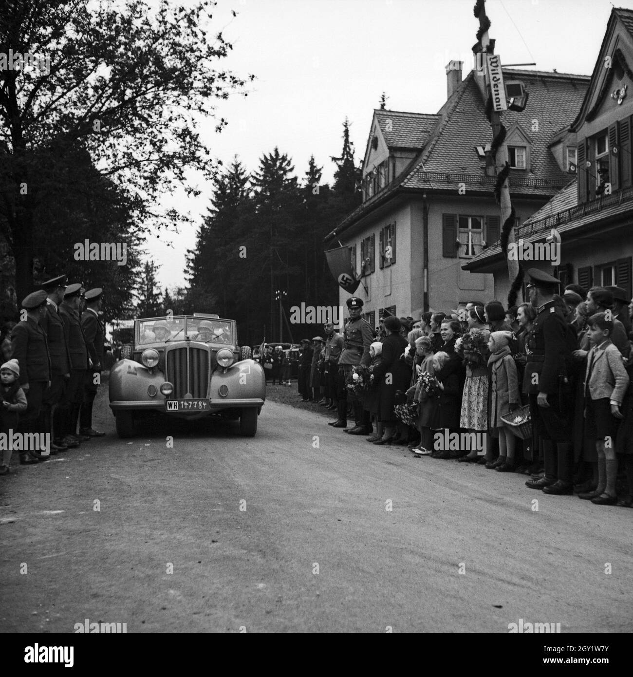 Adolf hitler im mercedes hi-res stock photography and images - Alamy