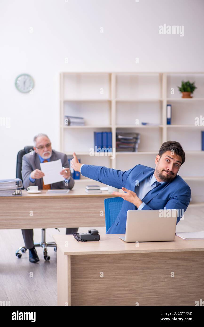 Two colleagues working at workplace Stock Photo - Alamy
