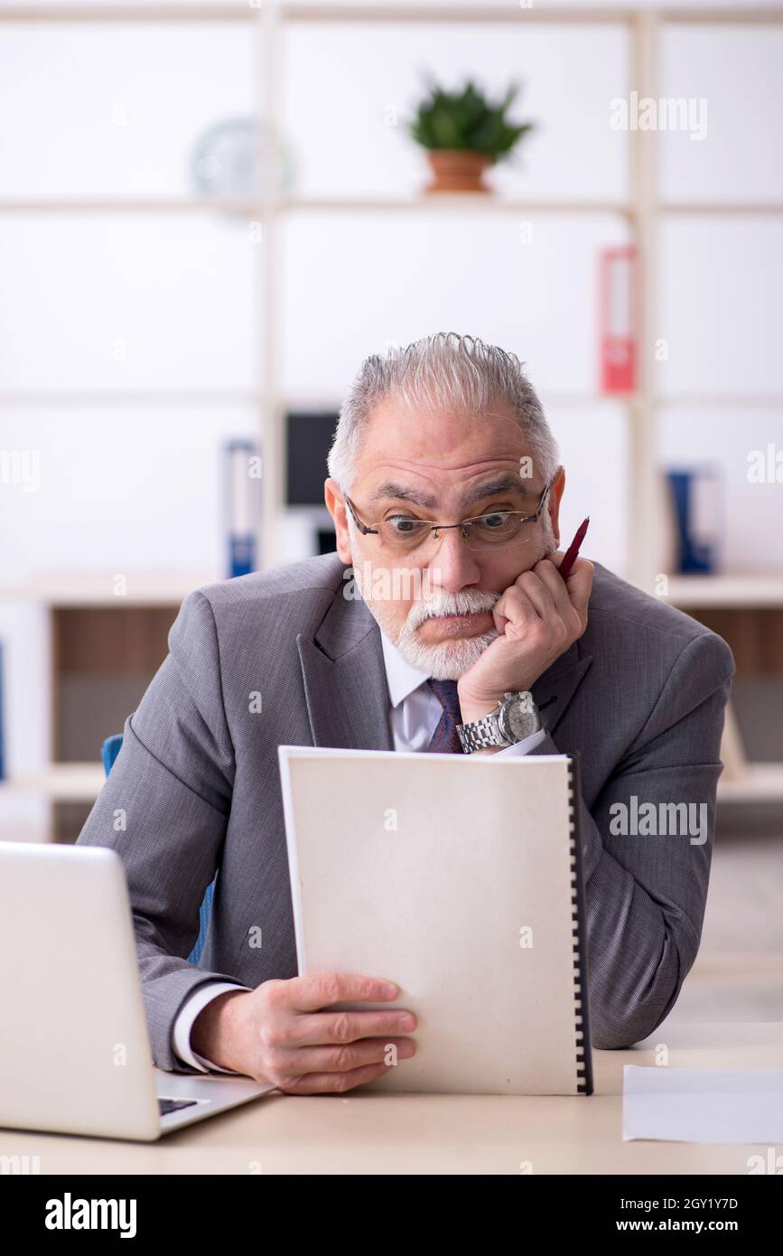 Old employee and too much work in the office Stock Photo - Alamy