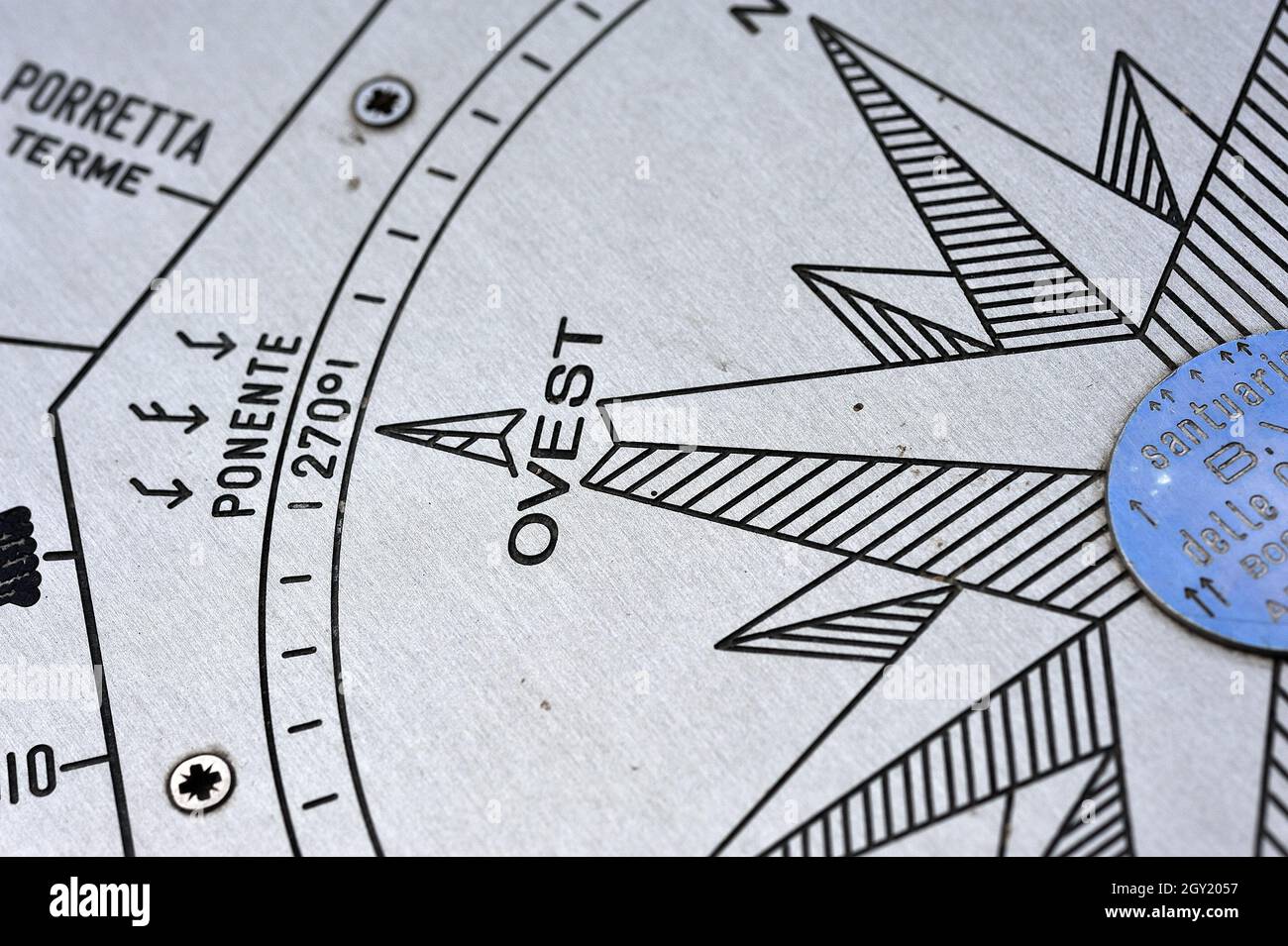 French map compass hi-res stock photography and images - Alamy