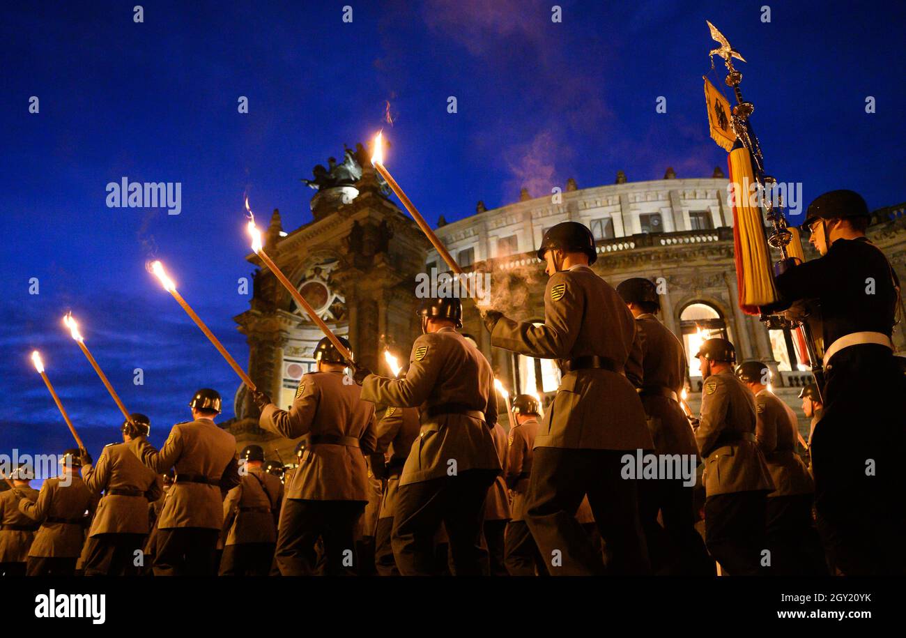 Dresden, Germany. 06th Oct, 2021. Soldiers walk with torches across ...
