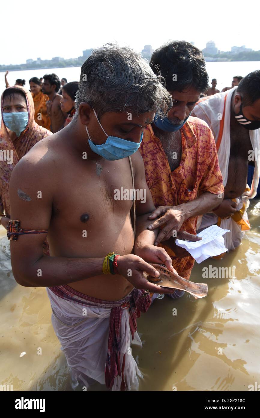 Tarpana, the Hindu ritual for the sacrament of offering water and food ...