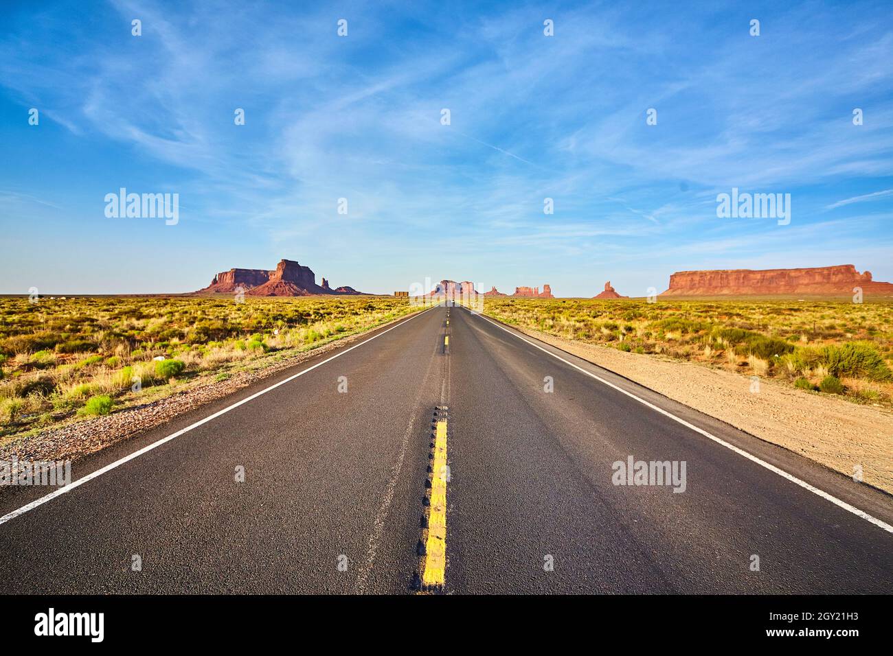 Travel empty road landscape in desert Monument Valley Stock Photo - Alamy