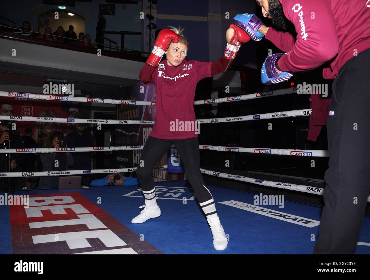 Grand central hall boxing hi-res stock photography and images - Alamy