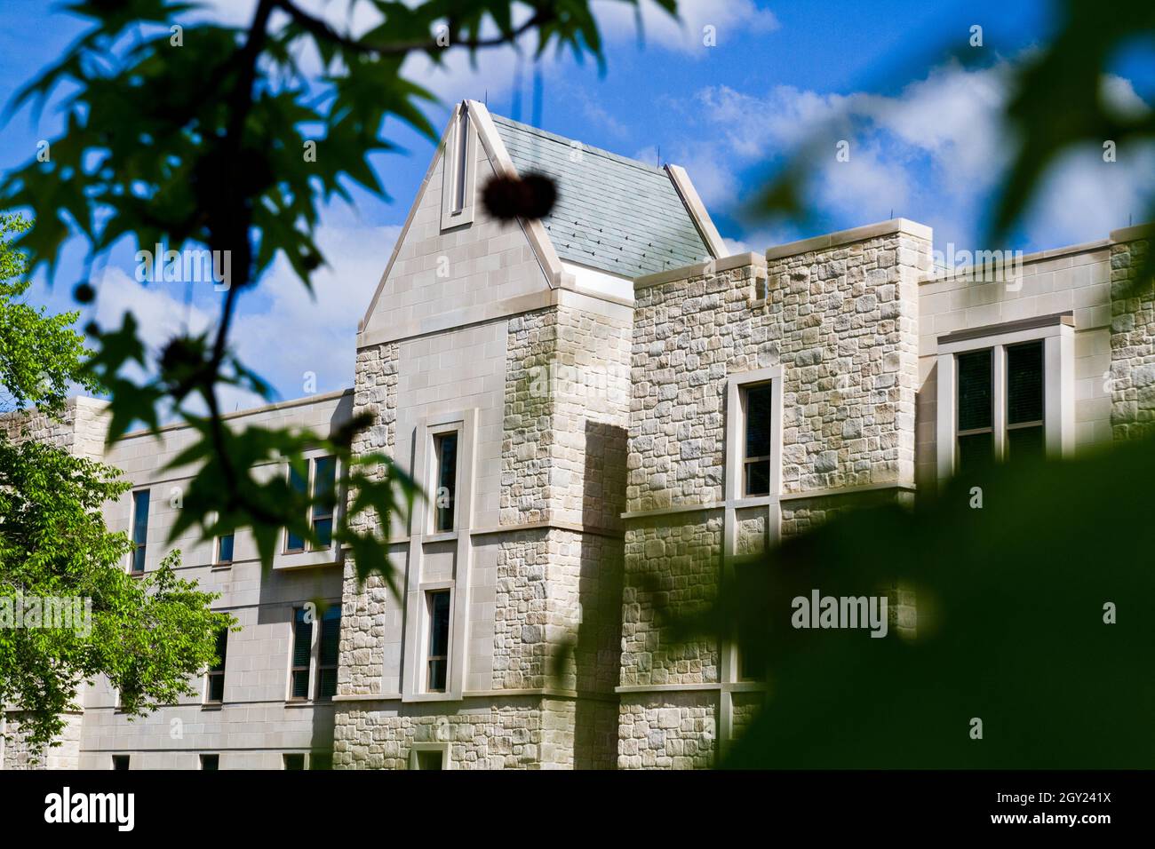 White stone building hi-res stock photography and images - Alamy