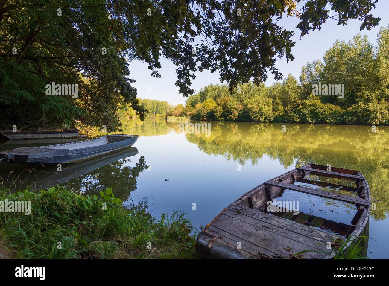 Zitny ostrov (Great Rye Island, Große Schüttinsel): anabranch, arm of ...