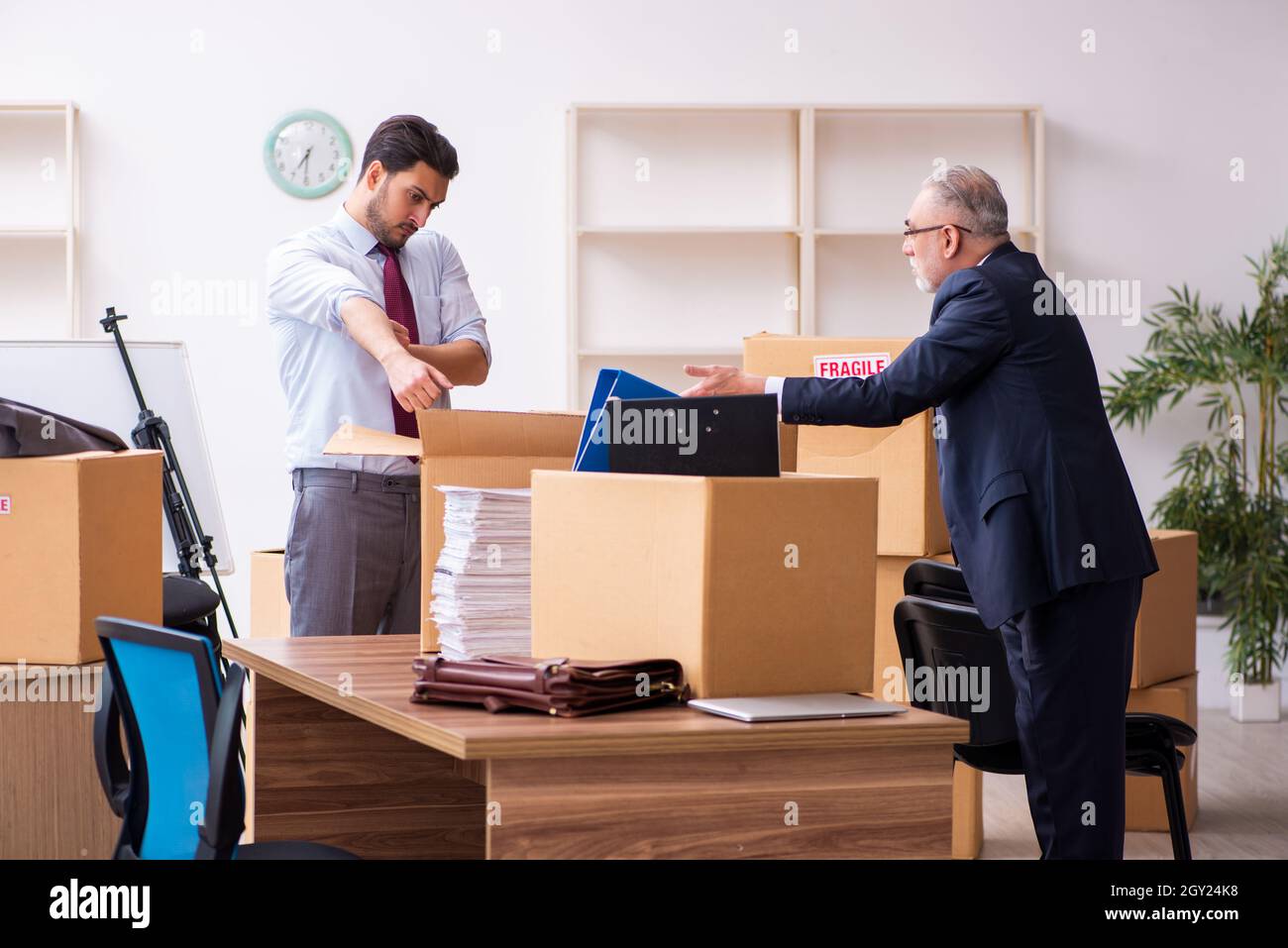 Two employees in relocation hi-res stock photography and images - Alamy