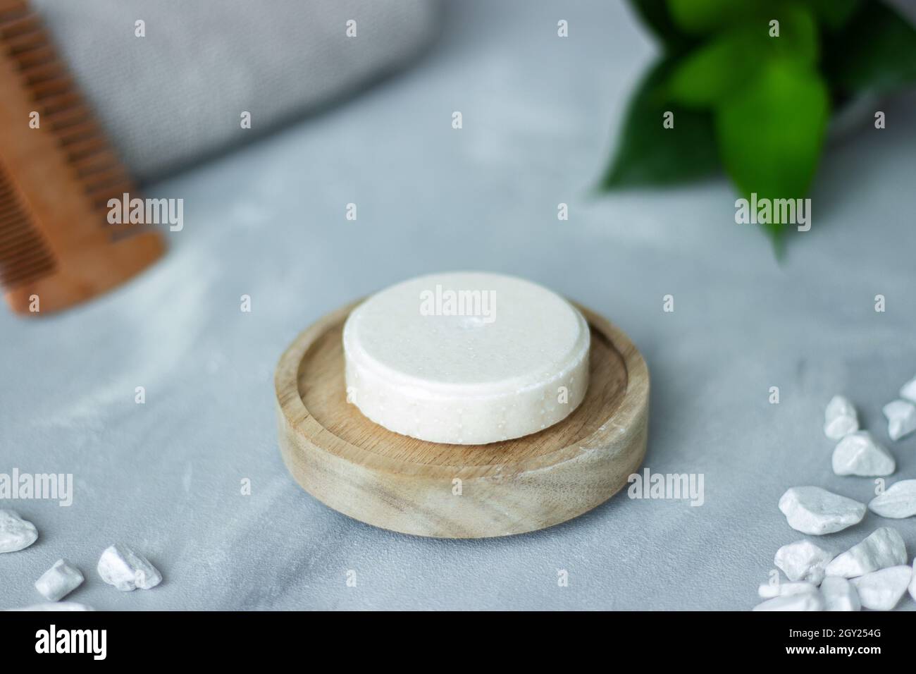 Flat lay of bar of shampoo on wood; spa background; plastic-free ...