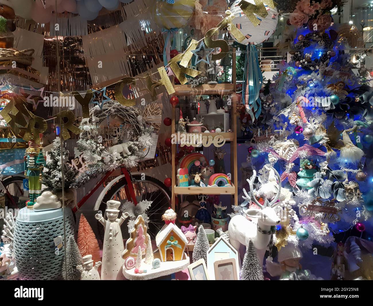 Christmas decoration in shop window Stock Photo - Alamy