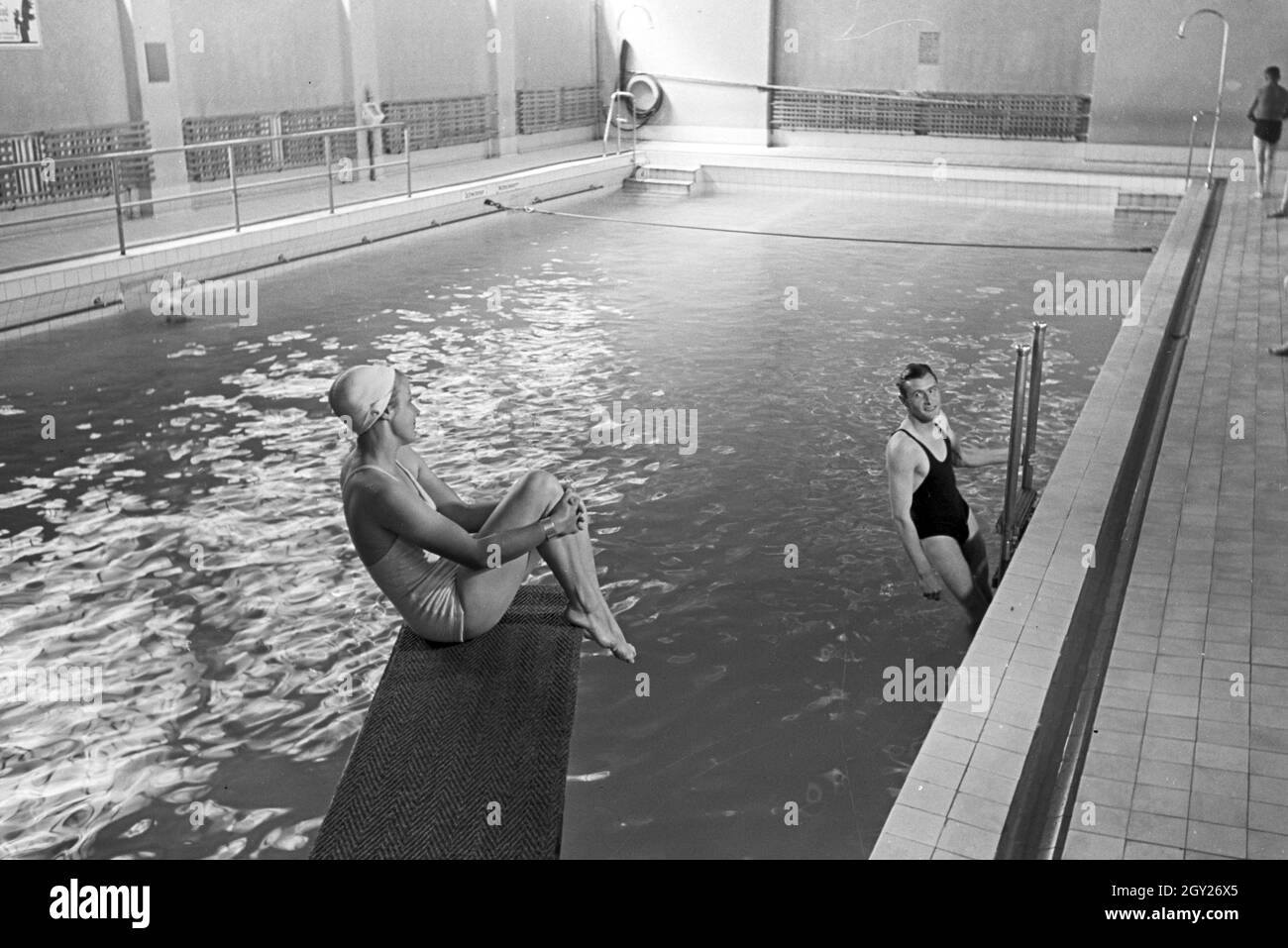 Sport und Erholung im Schwimmbad, Freudenstadt, Deutschland 1930er ...