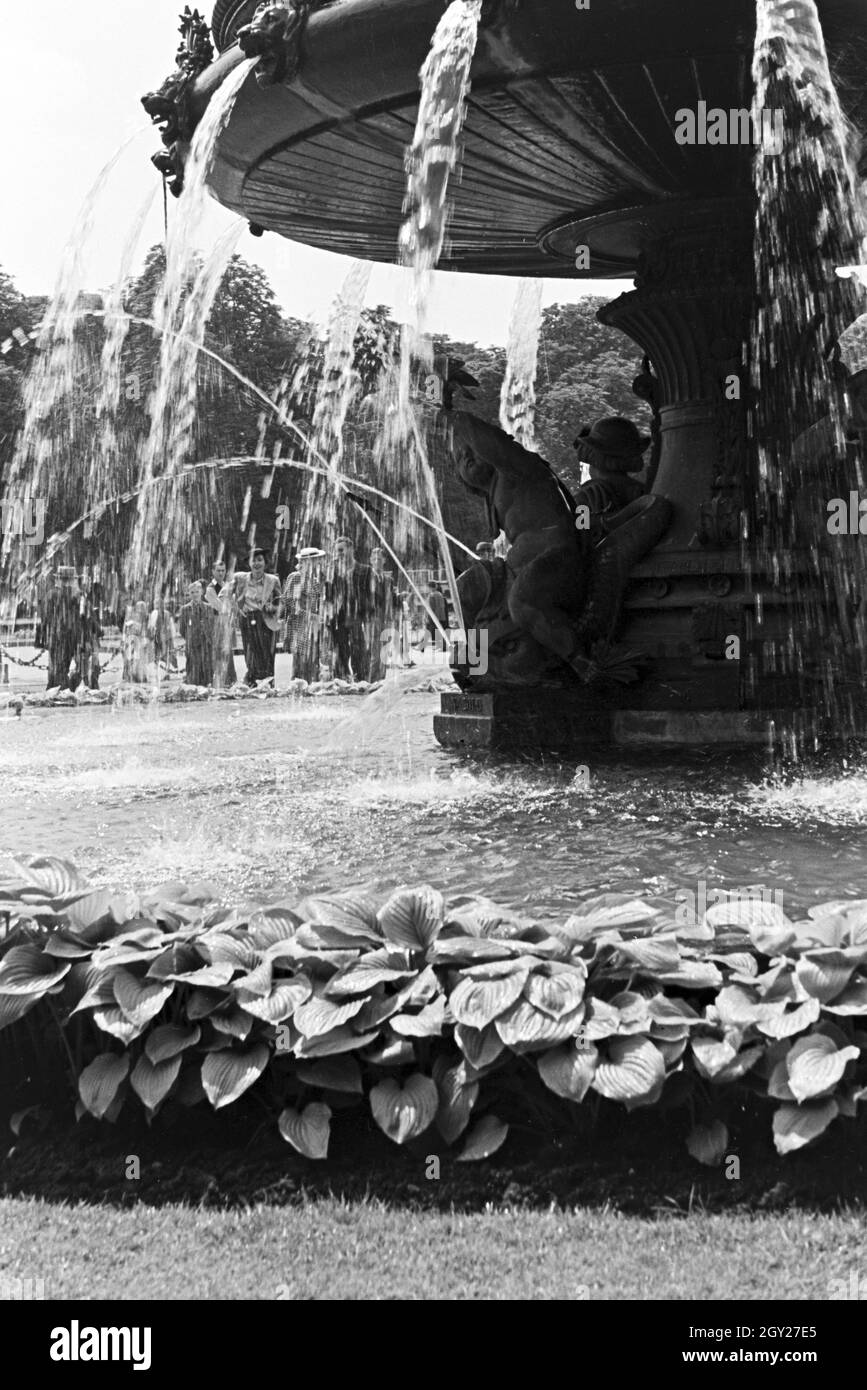 Der springbrunnen vor dem neuen schloss in stuttgart hi-res stock ...