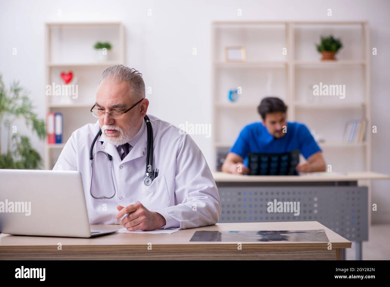 Two doctors telehealth hi-res stock photography and images - Alamy