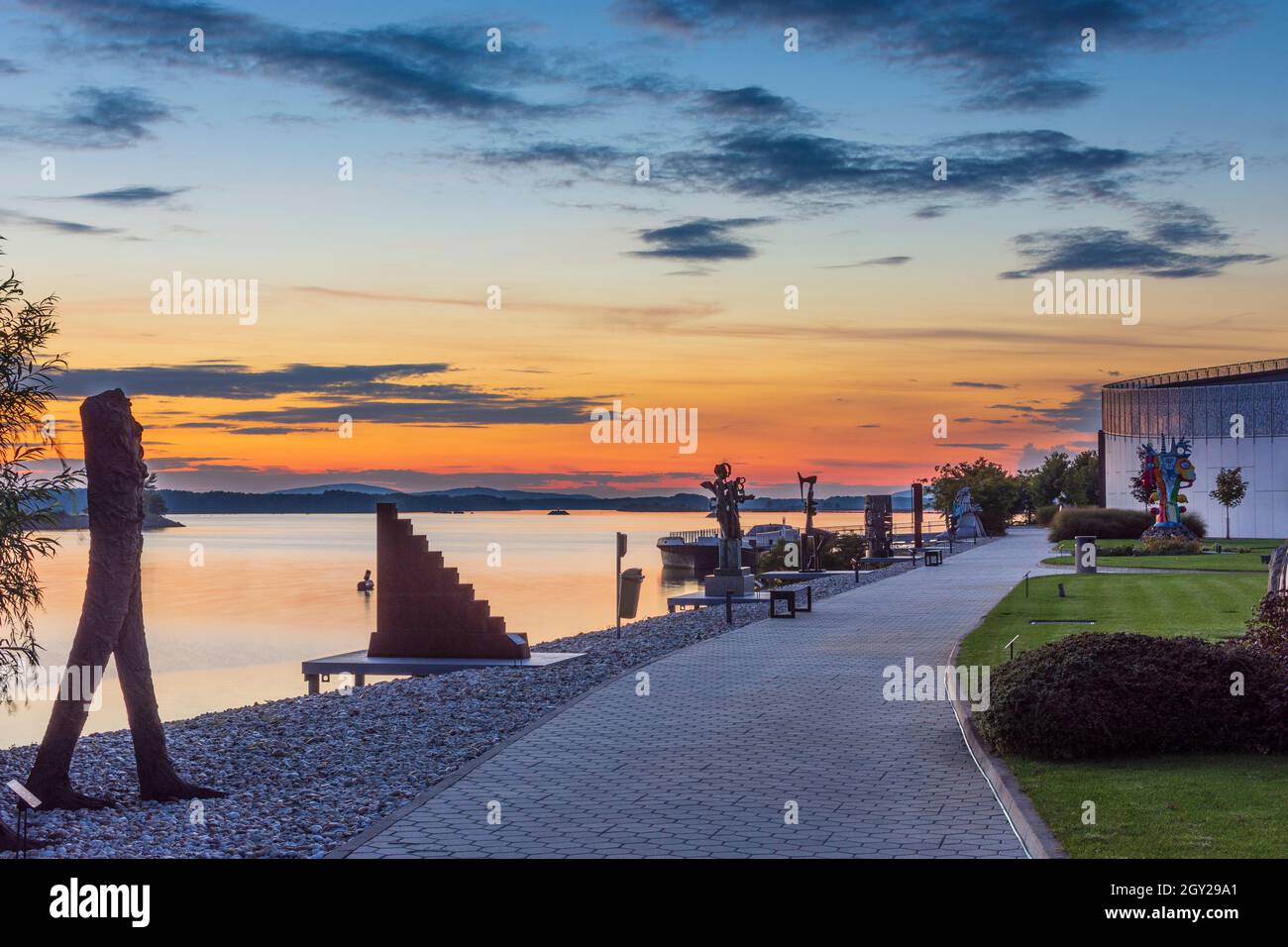 Bratislava (Pressburg): Danubiana Meulensteen Art Museum, river Danube ...