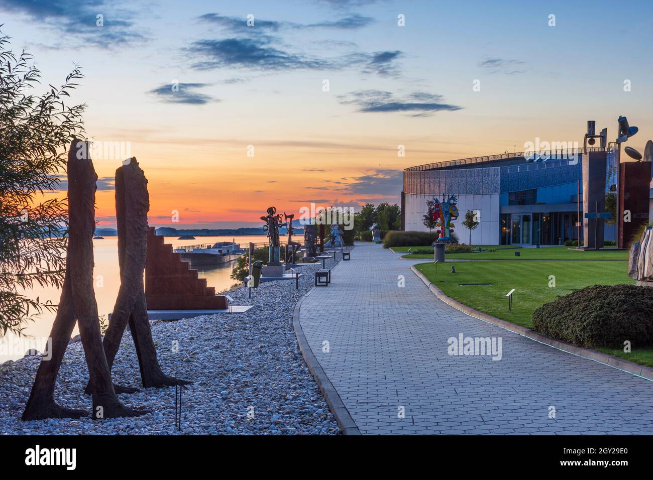 Bratislava (Pressburg): Danubiana Meulensteen Art Museum, river Danube ...
