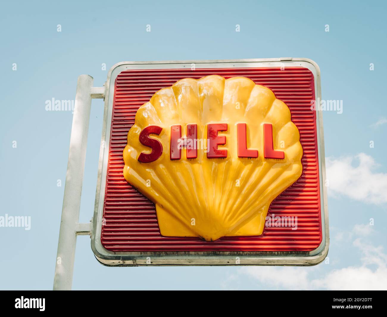 Vintage shell sign hi-res stock photography and images - Alamy