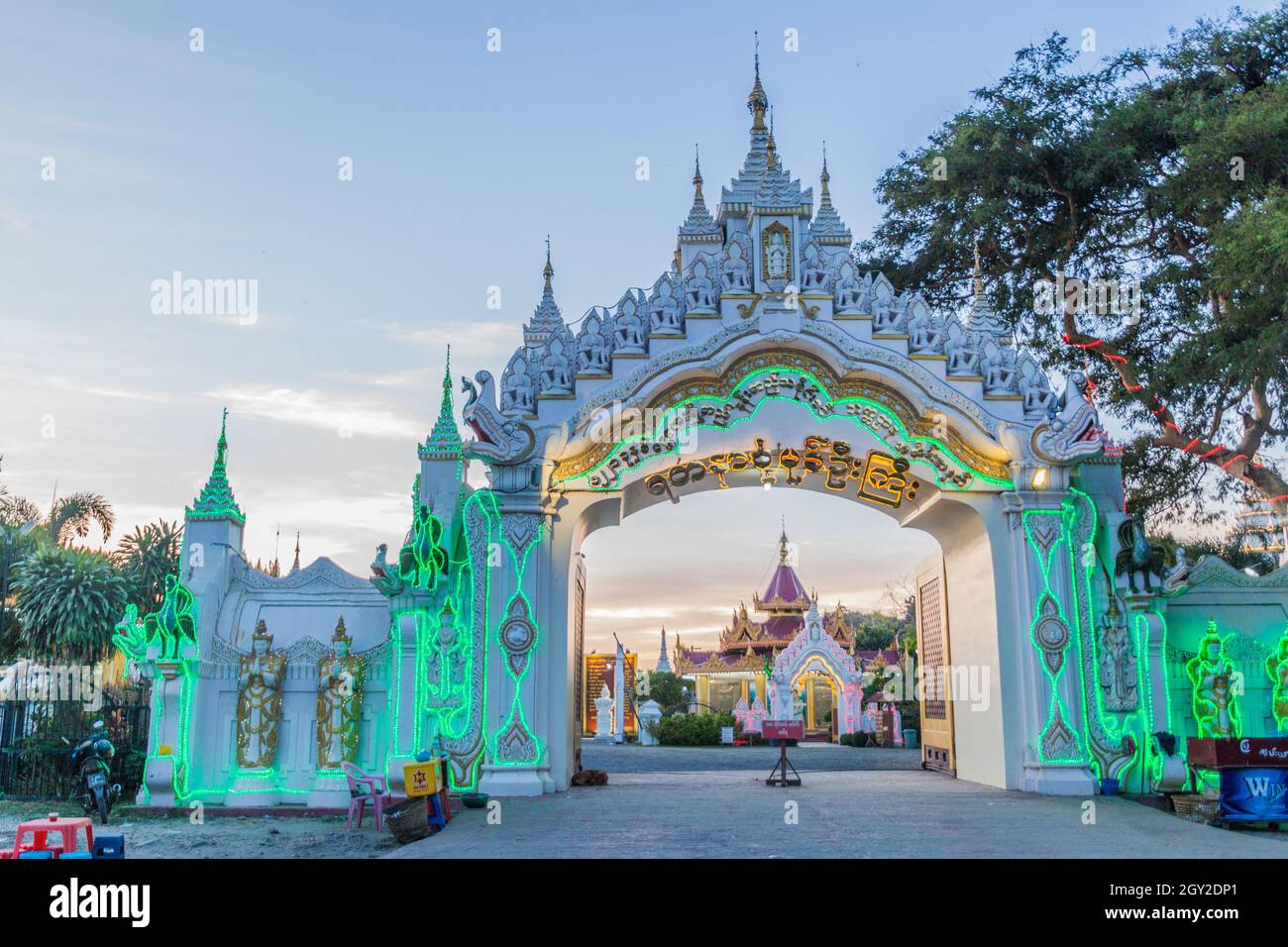 Mandalay myanmar december 2016 hi-res stock photography and images - Alamy