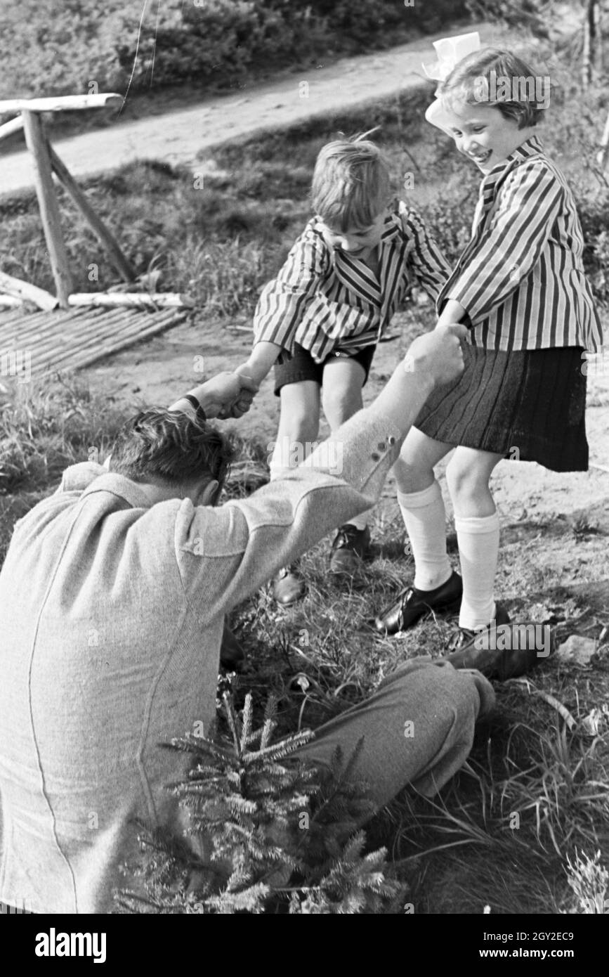 1930s kids hi-res stock photography and images - Alamy