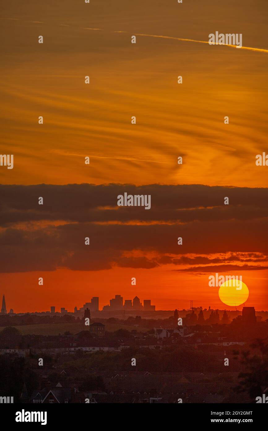 Canary wharf skyline sun hi-res stock photography and images - Alamy