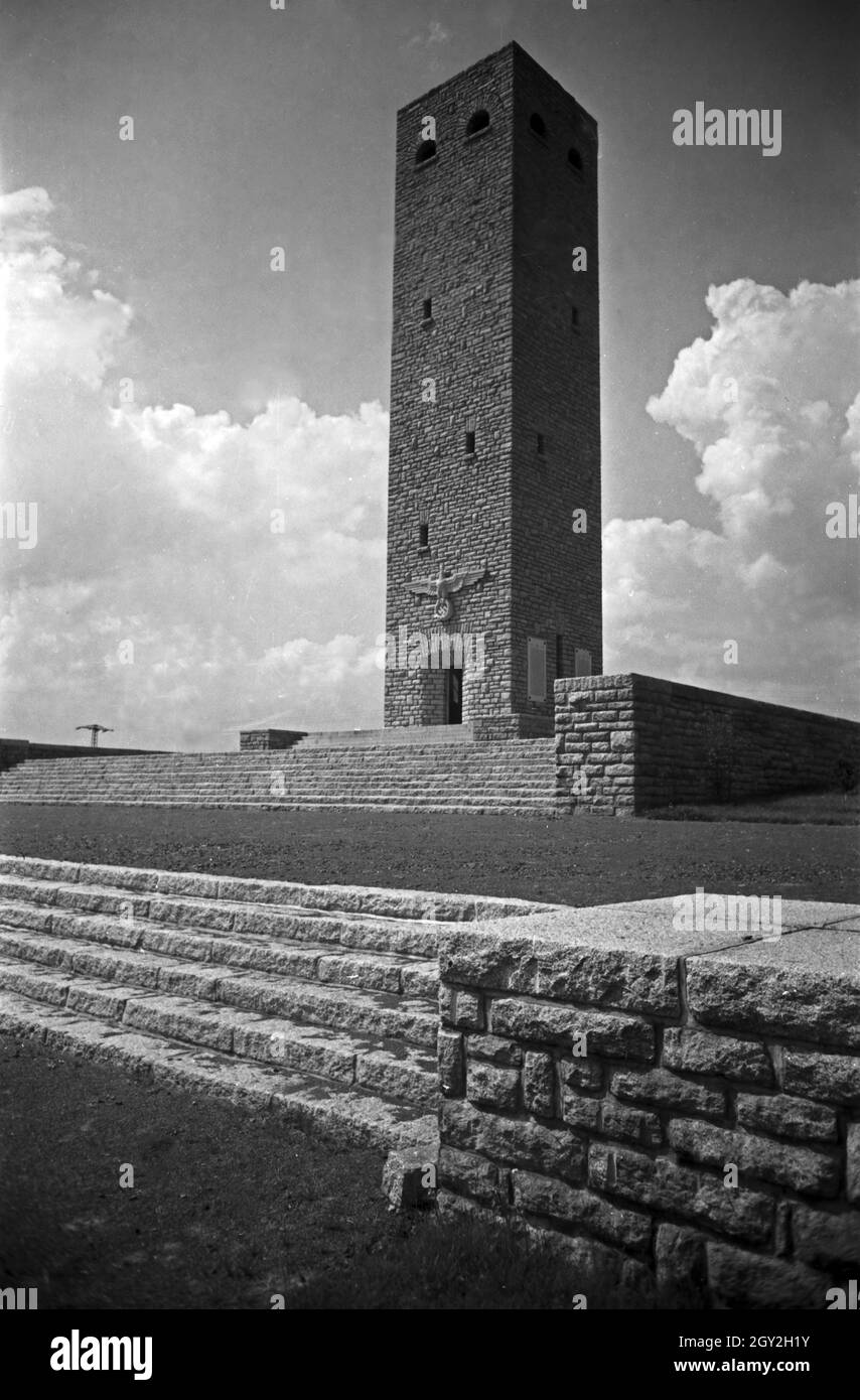 Das Kriegerdenkmal auf dem Rohrbühl nahe Münchberg, Deutschland 1930er ...