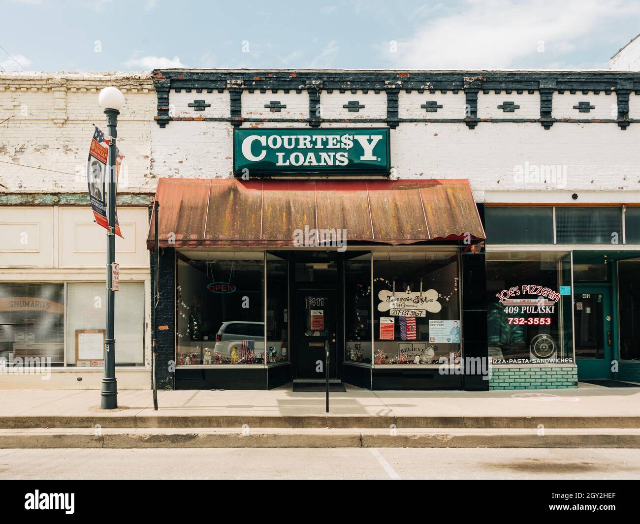 Courtesy Loans sign in Lincoln, a town on Route 66 in Illinois Stock ...