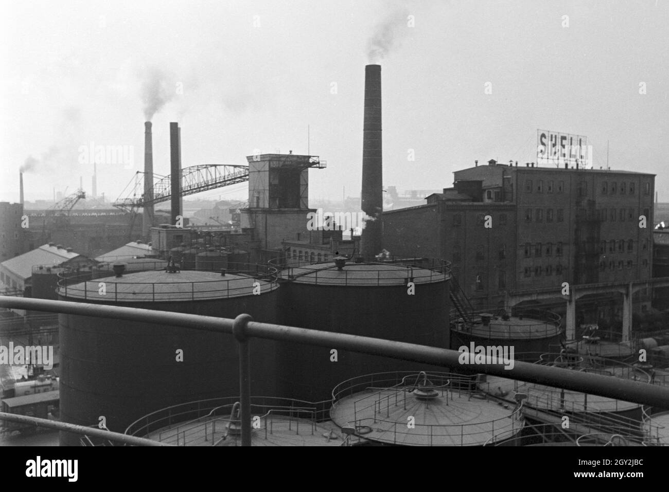 Blick auf die Shell AG in Hamburg, Deutschland 1930er Jahre. View to ...