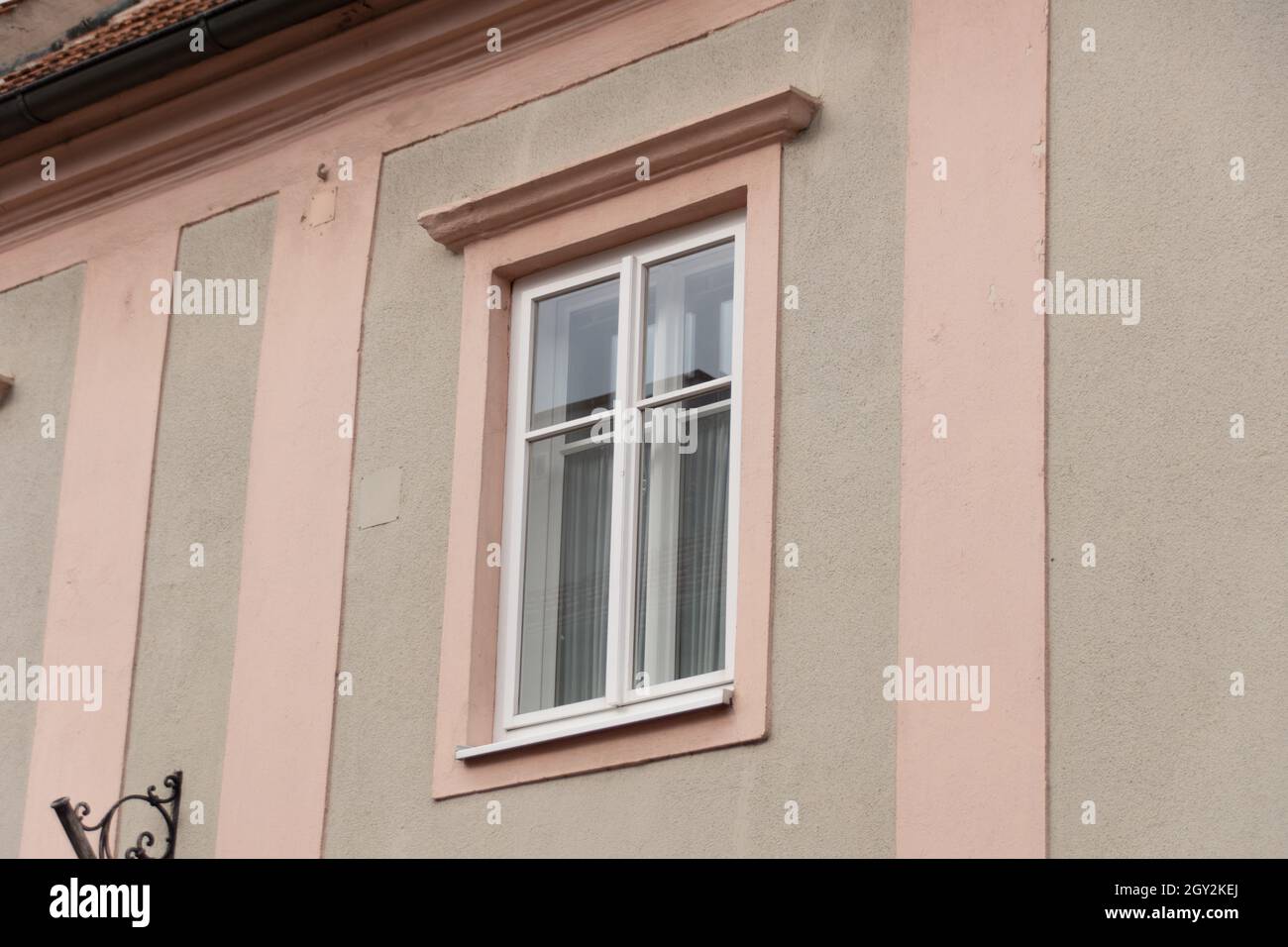 Altes Fenster in Grün Rosa Fassade Stock Photo - Alamy