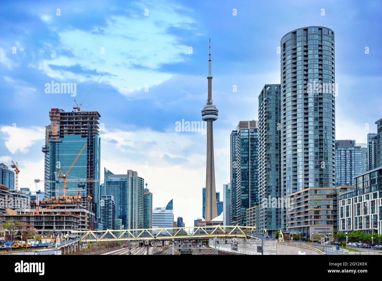 Toronto cn tower and construction hi-res stock photography and images ...