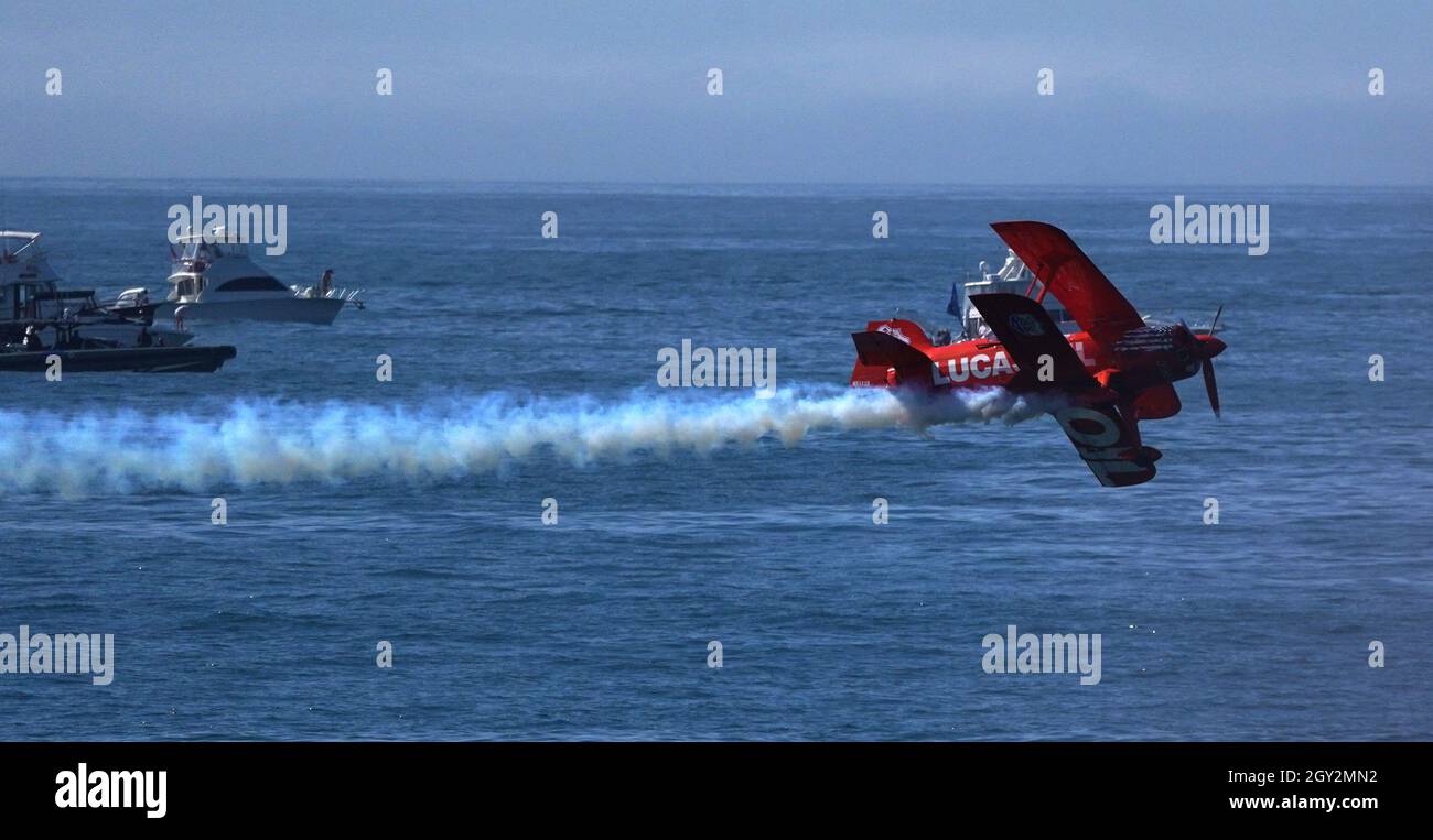 Huntington Beach, CA, USA. 1st Oct, 2021. Stunt pilot MICHAEL WISCUS in ...