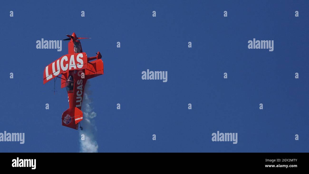Huntington Beach, CA, USA. 1st Oct, 2021. Stunt pilot MICHAEL WISCUS in ...