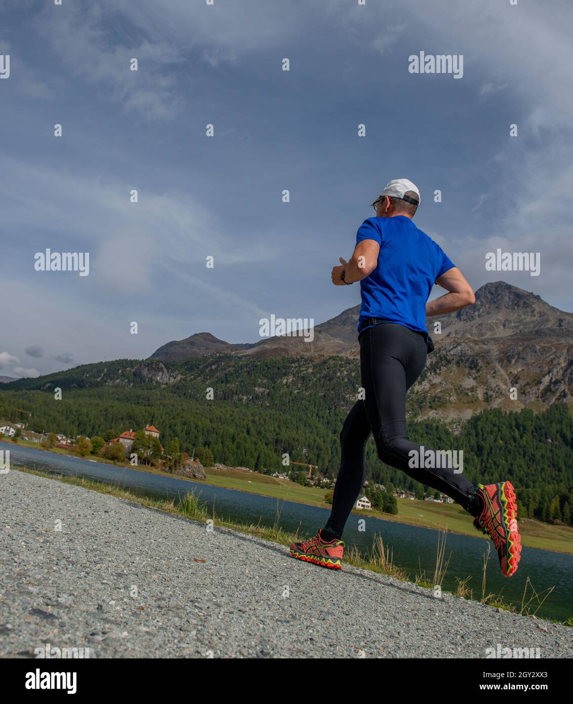 High-altitude running training on the shores of Lake Silvaplana Stock ...