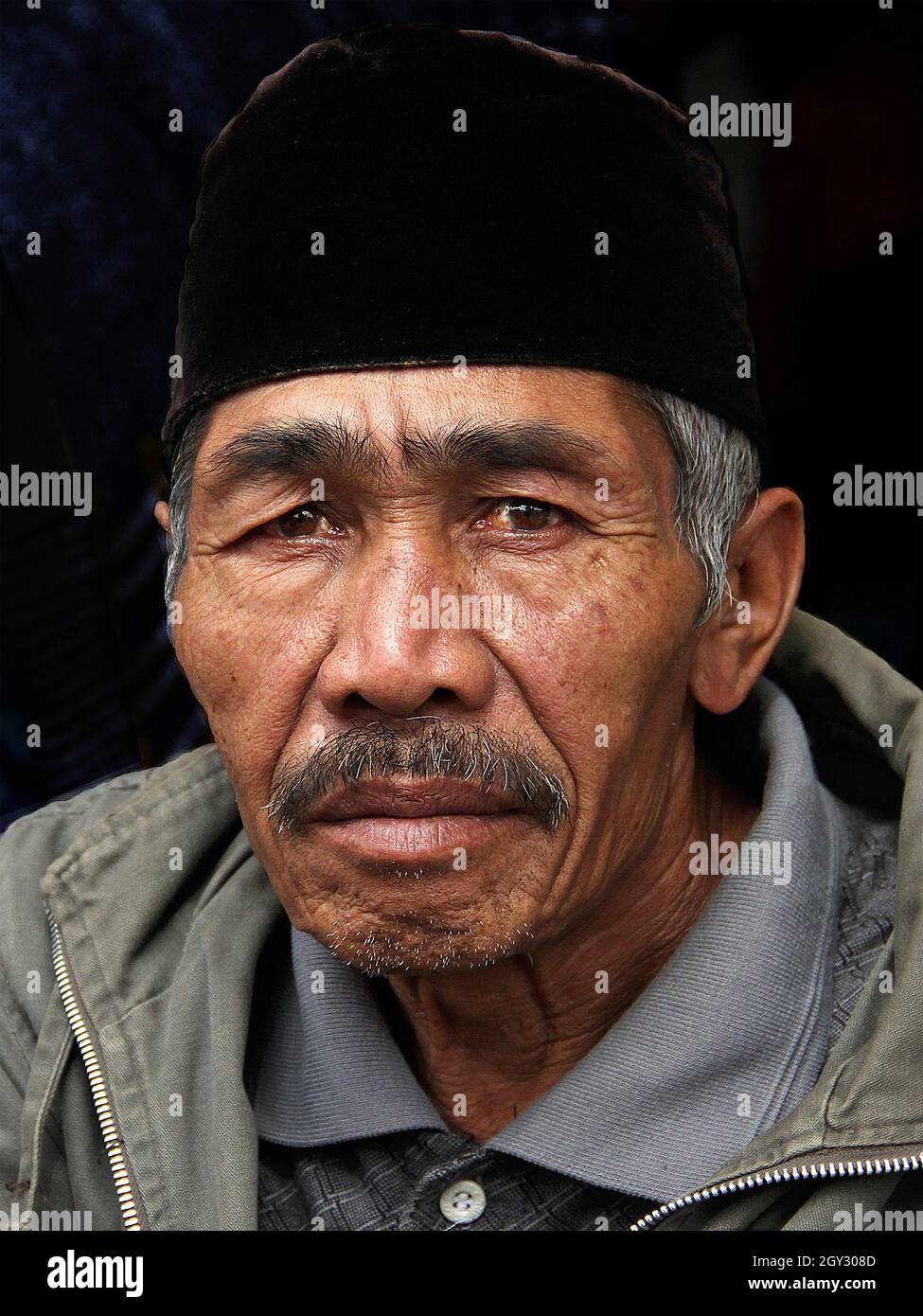 An old Indonesian Moslem man wearing a songkok or kopiah hat in a ...