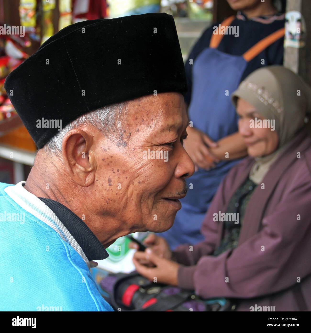 An old Indonesian Moslem man wearing a songkok or kopiah hat in a ...
