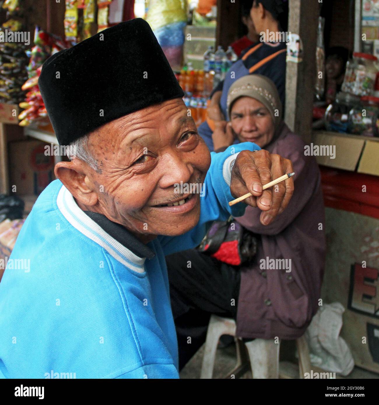 An old Indonesian Moslem man wearing a songkok or kopiah hat and ...