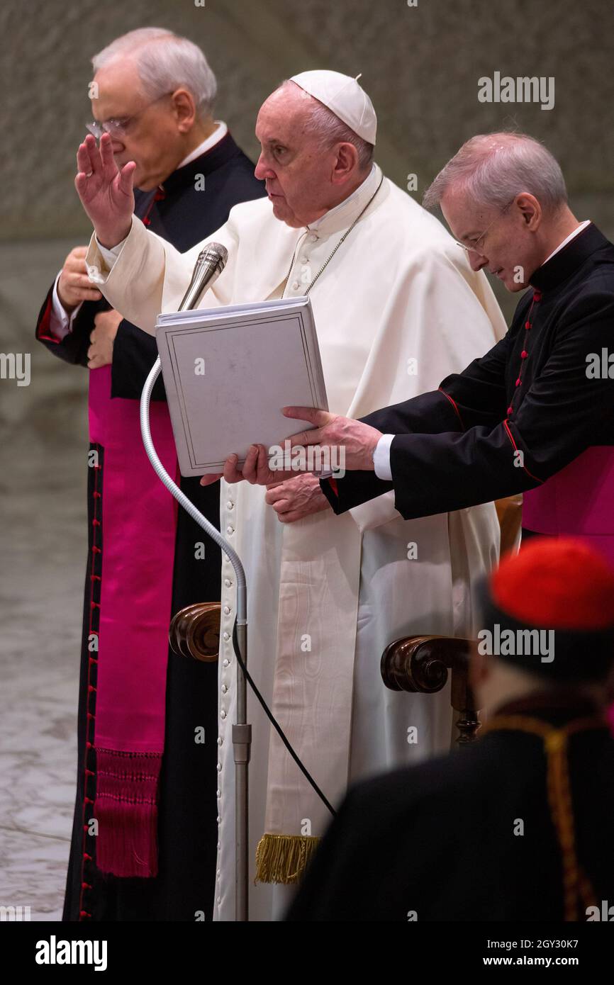 Pope Francis delivers his blessing during the weekly General Audience ...
