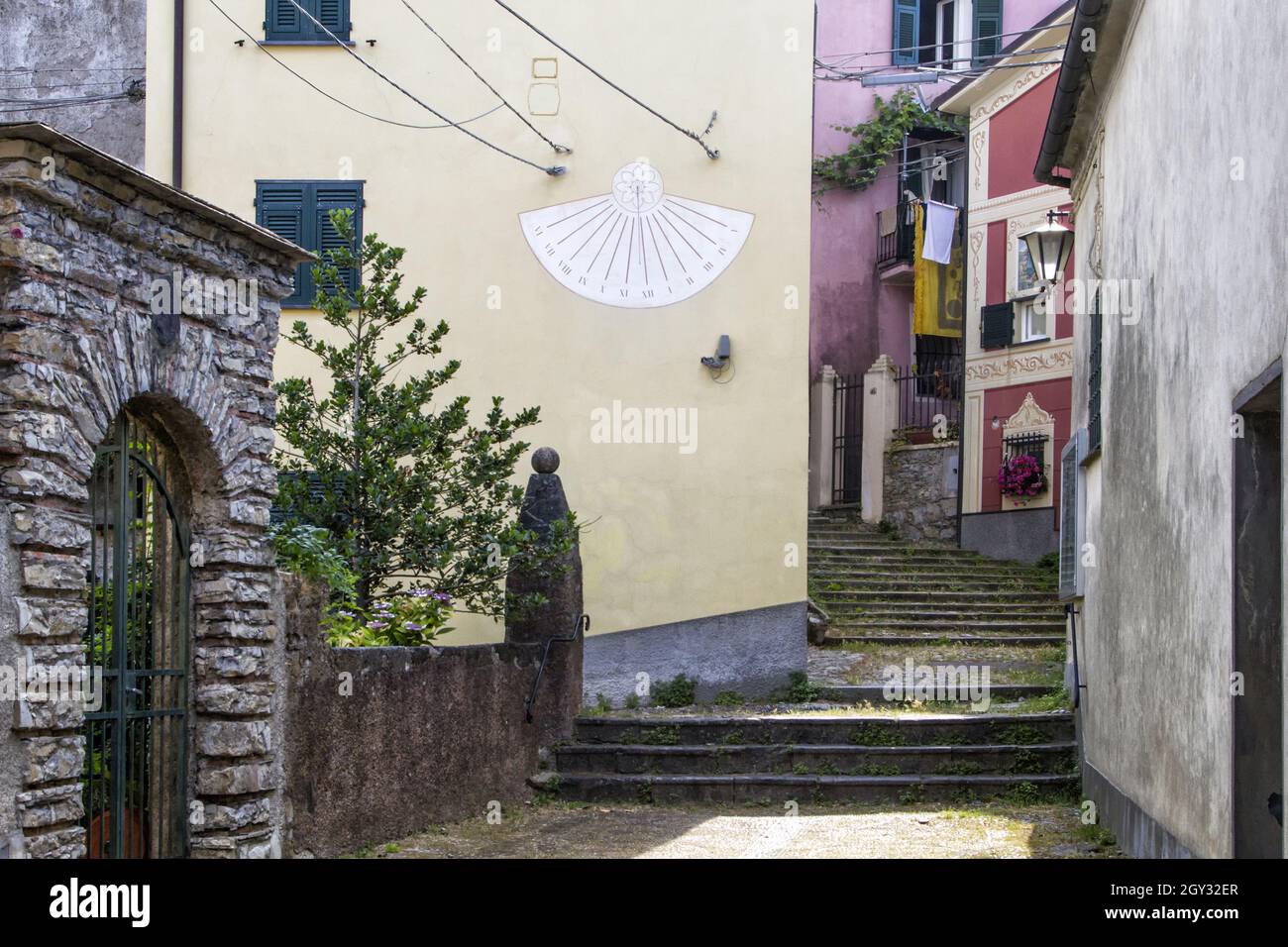 Traditional Italian medieval narrow streets in Liguria Stock Photo - Alamy