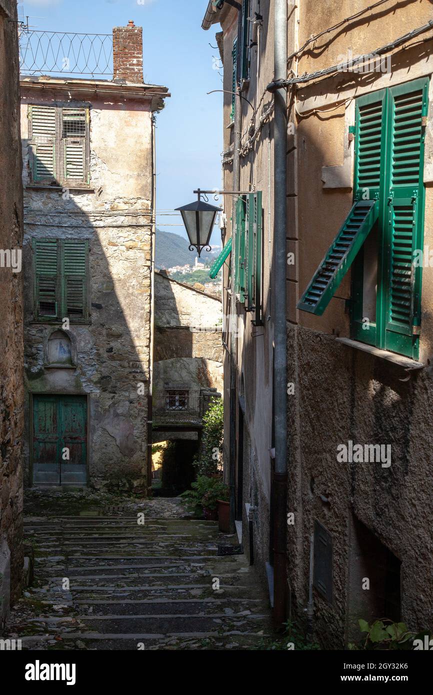 Traditional Italian medieval narrow streets in Liguria Stock Photo - Alamy