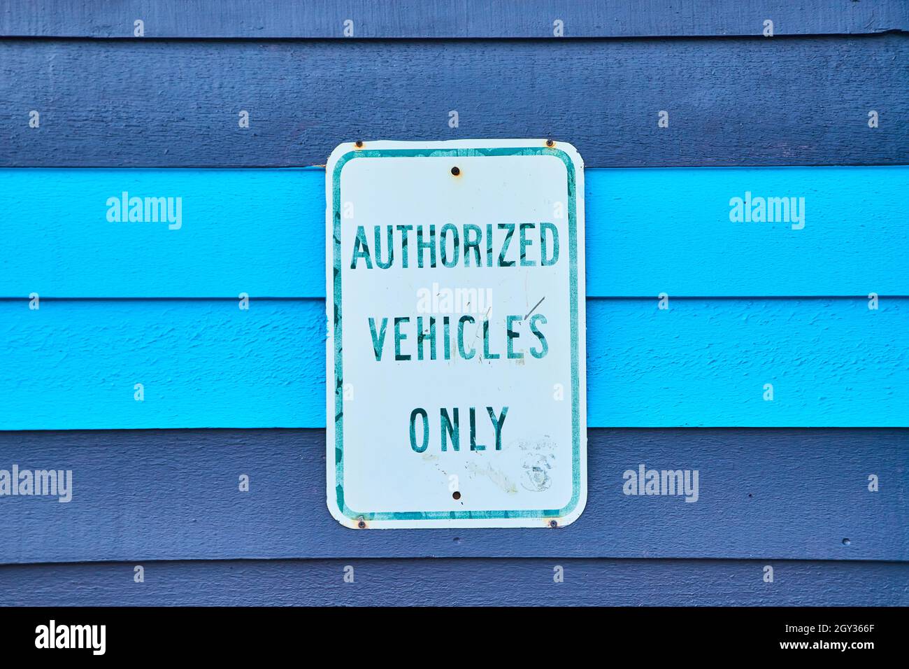 Authorized vehicles only sign hi-res stock photography and images - Alamy