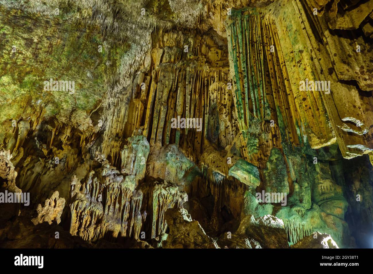 Falling water drops hi-res stock photography and images - Alamy